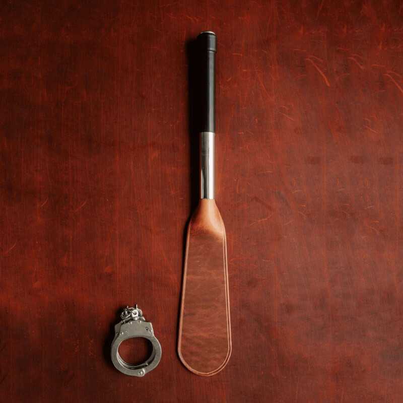 Handmade leather paddles with great impact - before 5pm